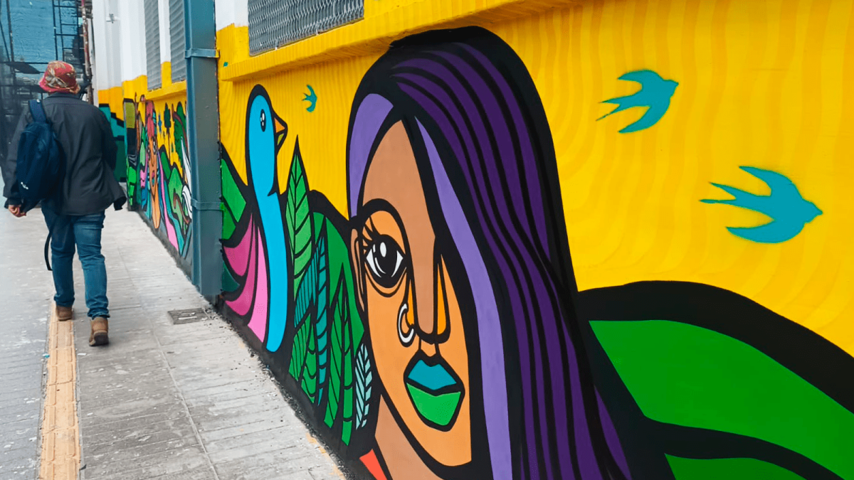 Mural en emblemático edificio busca revitalizar el espacio público de ...